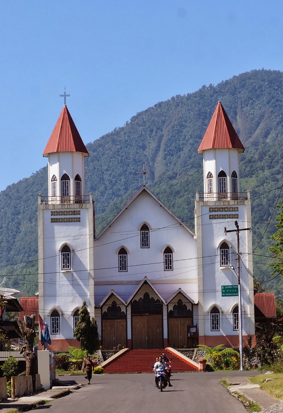 Yuk...nyasar di Flores: Katedral Ruteng, bangunan megah di tengah kota ...