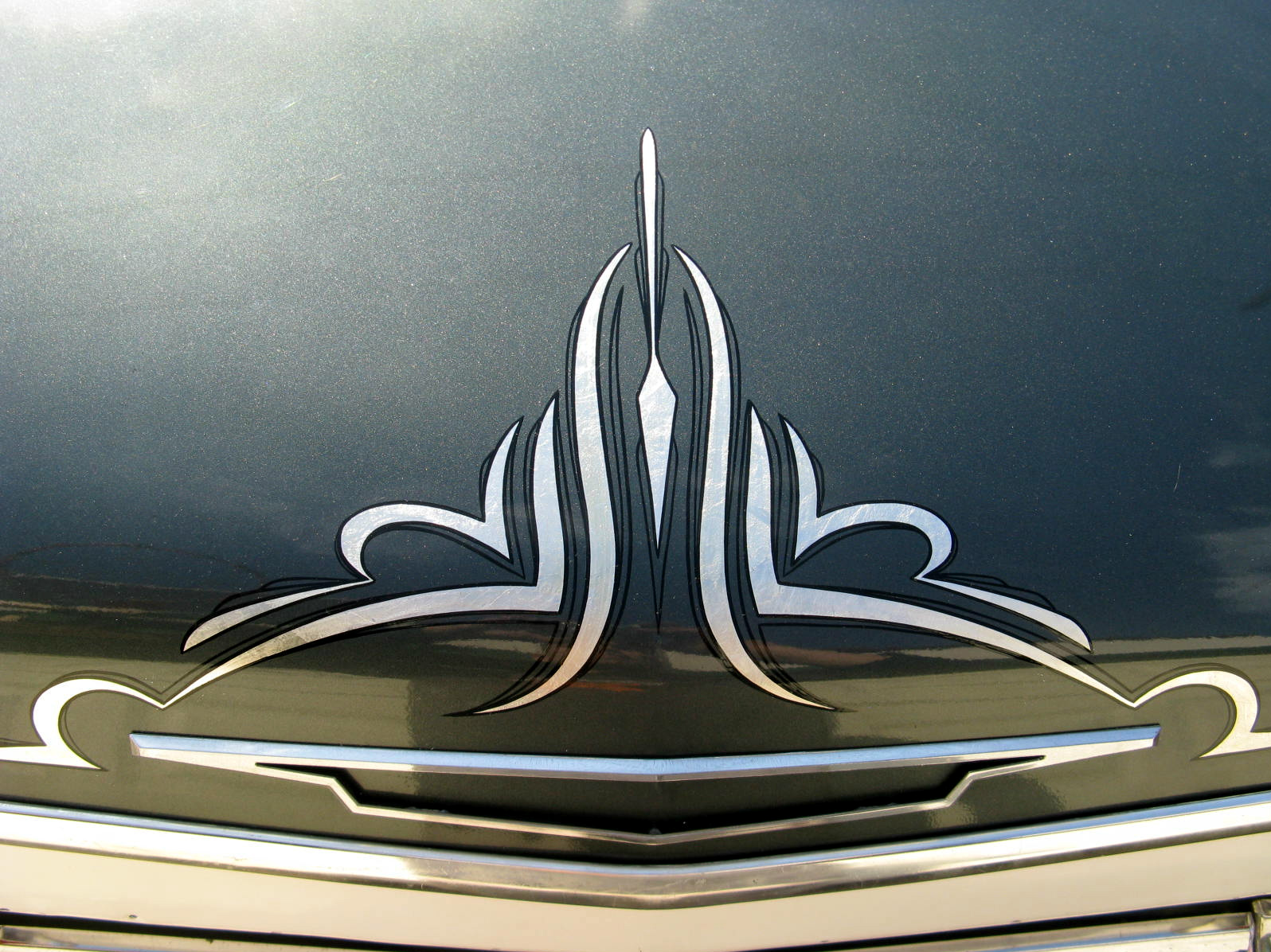 Pinstripe Chris: Silver Leaf & Pinstripes on a 62 Impala