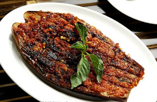 3 Cara Memasak Terong Ungu Balado, Bakar Bumbu dan Siram Kuah