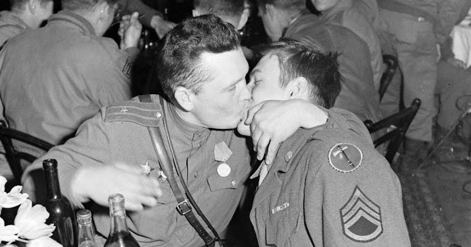 Friendship Kiss Between Russian And U S Soldier 1945 ~ Vintage Everyday