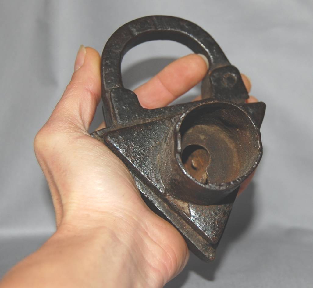 Candados Antiguos y Viejos: Gothic triangle padlock
