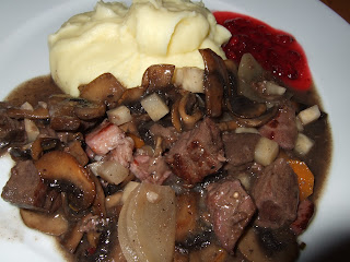 HVERDAGSMAT............ blant annet: Hjortegryte med rødvin