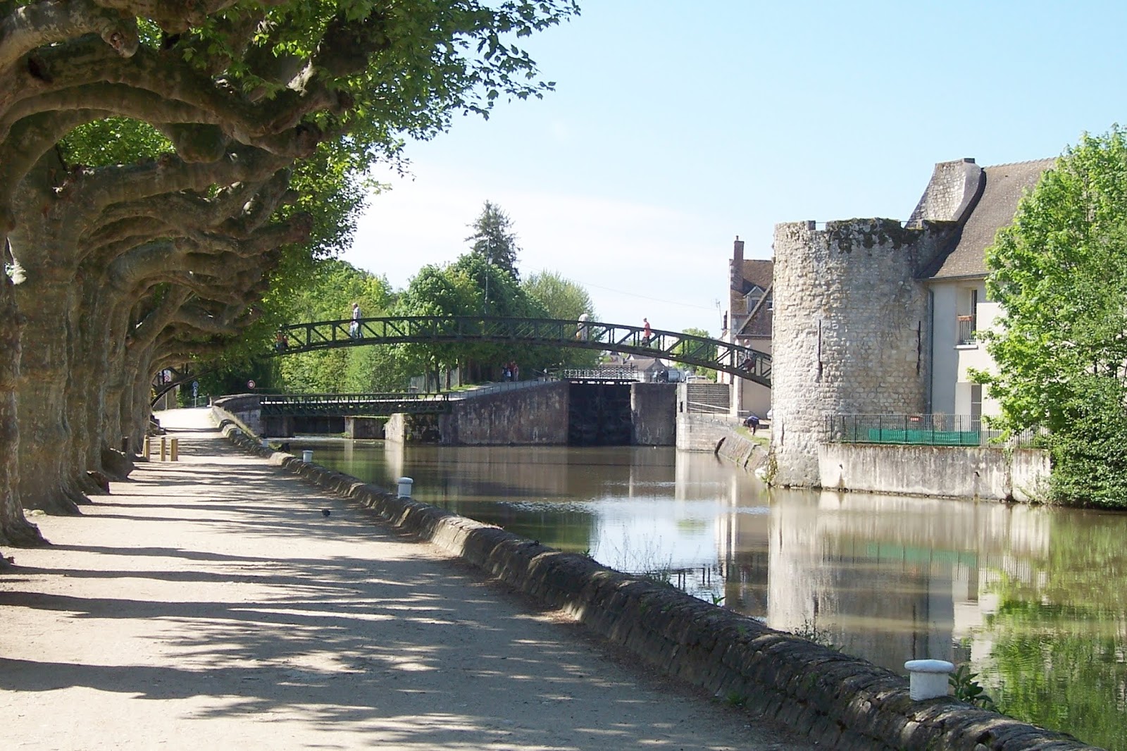 Le Bâtiment: Fiche historique, les Châteaux-fort. Montargis