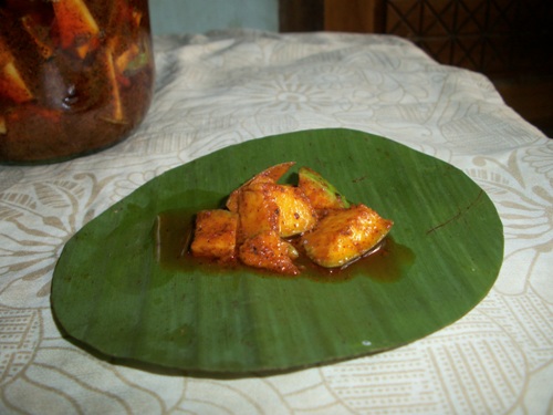 Andhra Avakaaya / Andhra Raw Mango Pickle / Mango Aavakaaya - Yummy Tummy