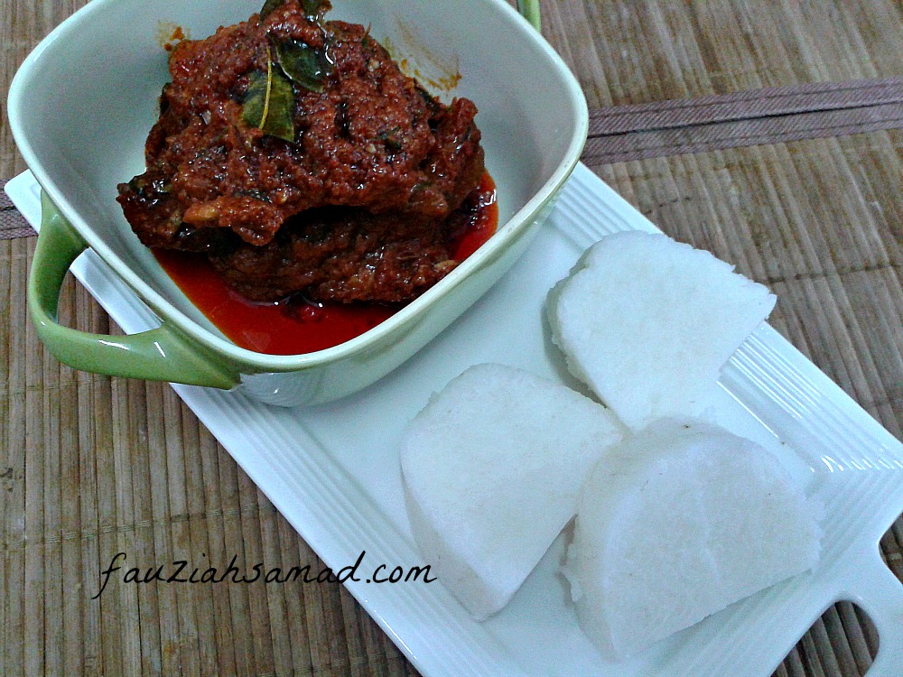 Makan dengan nasi impit