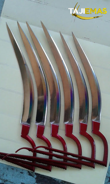 BERITA BOLA: Pengerajin Taji Ayam Yang Mahir Dan Profesional