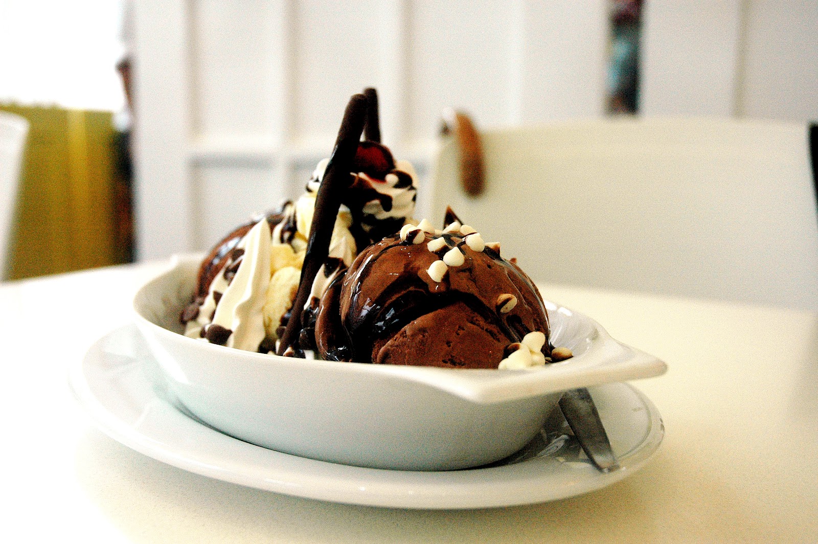 DUDE FOR FOOD: Magnolia Flavor House: Back in Time with Black & White