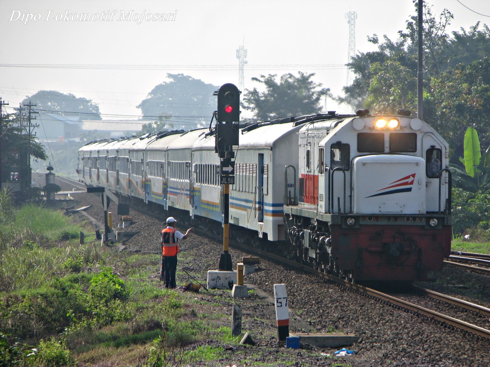 Kereta Api Indonesia: KA Sancaka Pagi Masuk Stasiun Mojokerto Menuju ...