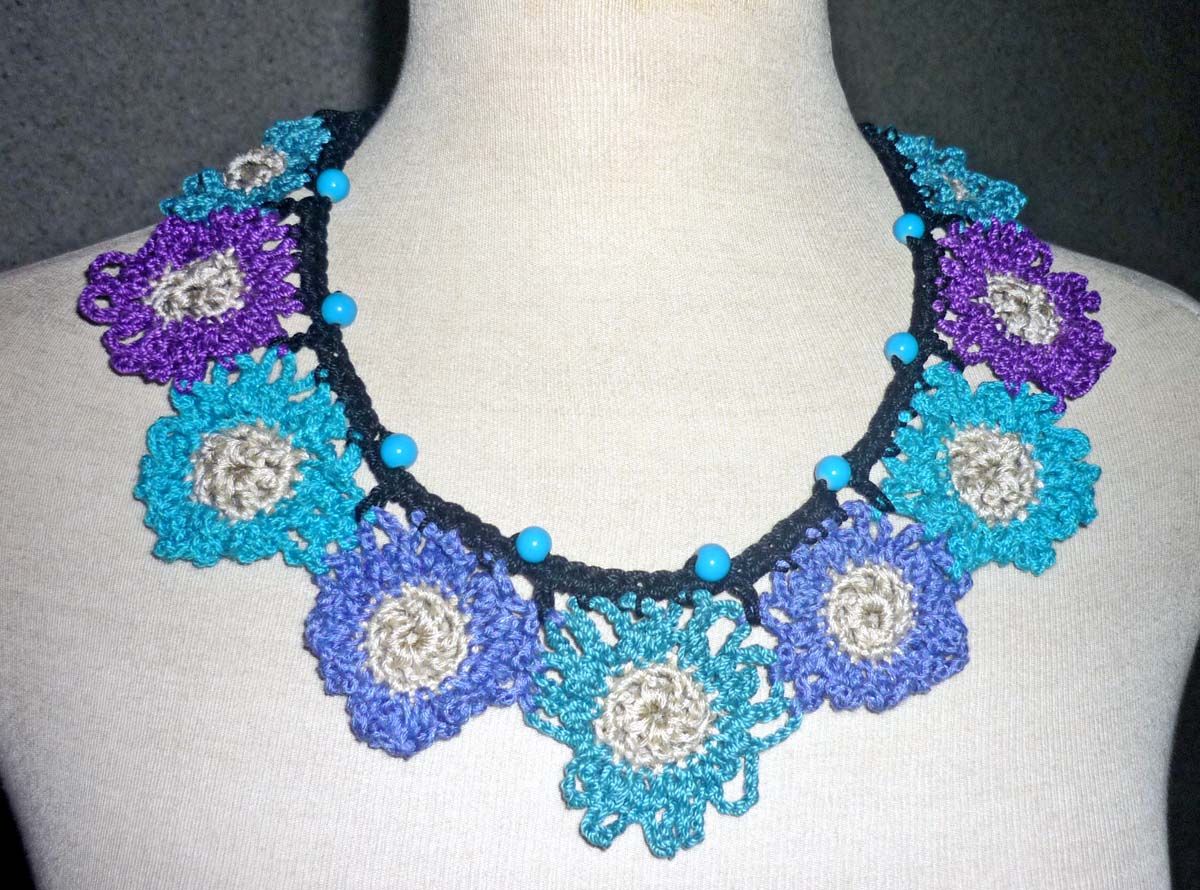 Tejidos Carmesí: Collar tejido a crochet en hilos de colores blanco ...