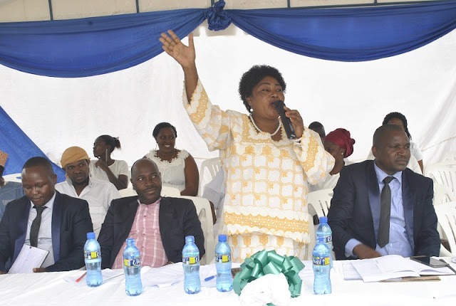 MWALIMU MKUU SHULE YA MSINGI YA MSAKUZI AICHANGIA SHULE YA AWALI NA ...