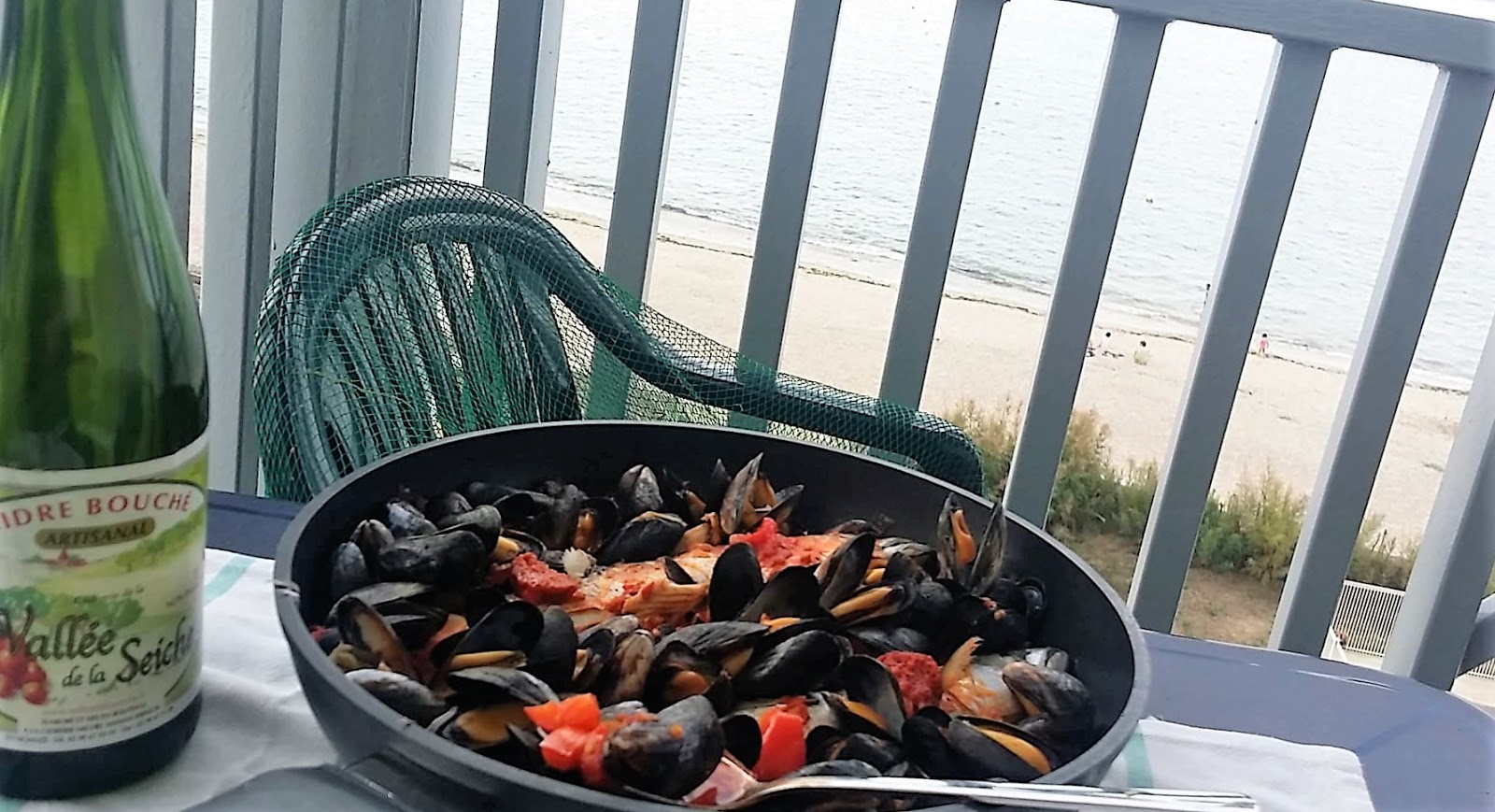 Blogul lui Cătă: Macrou proaspat cu scoici, chorizo si rosii