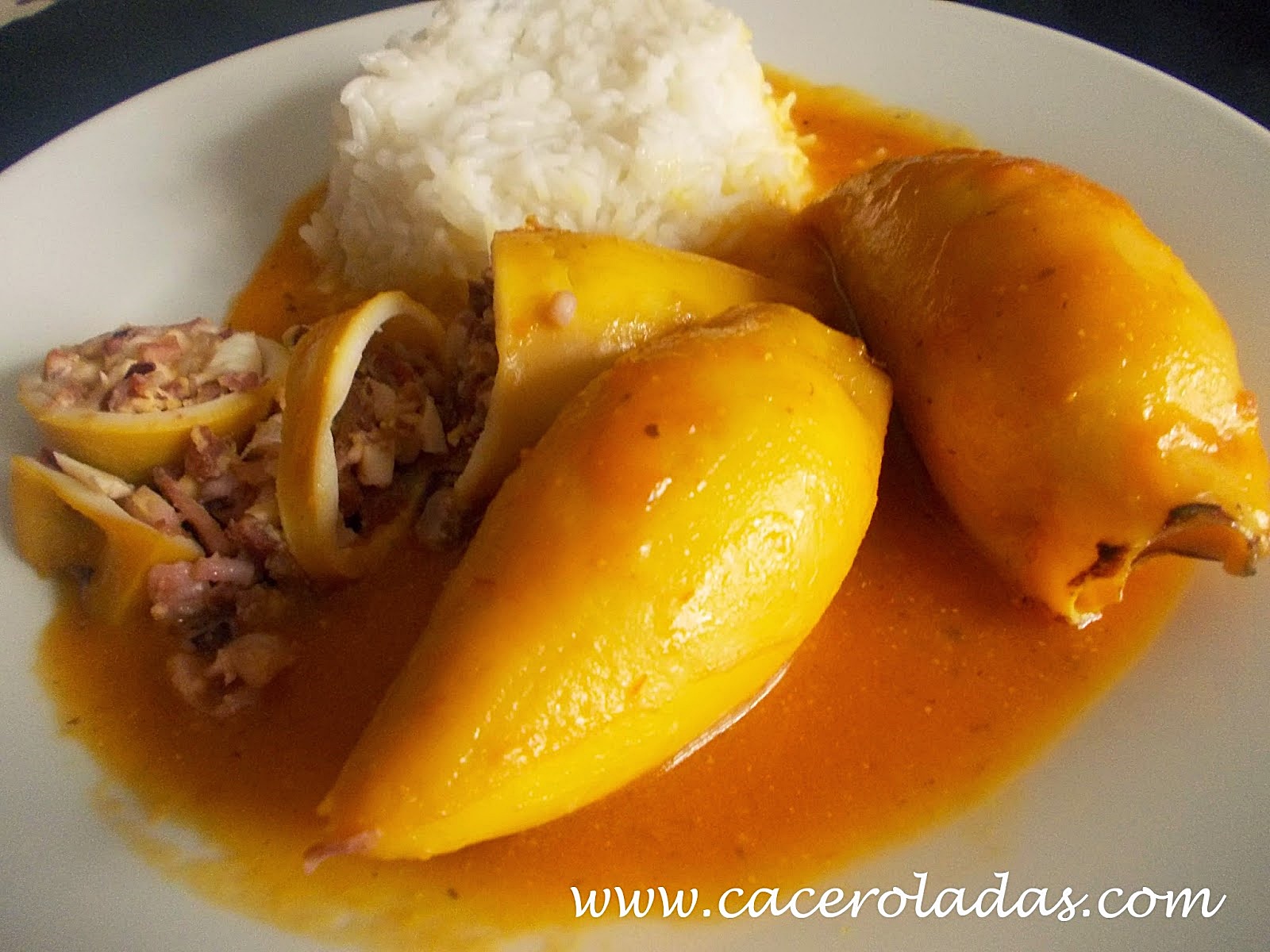 Calamares rellenos con salsa de cebolla | Caceroladas