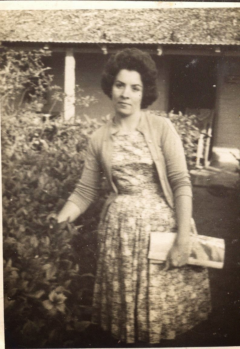 Desnuda y con Sombrilla: Mi madre: Santa Lucía del Castillo
