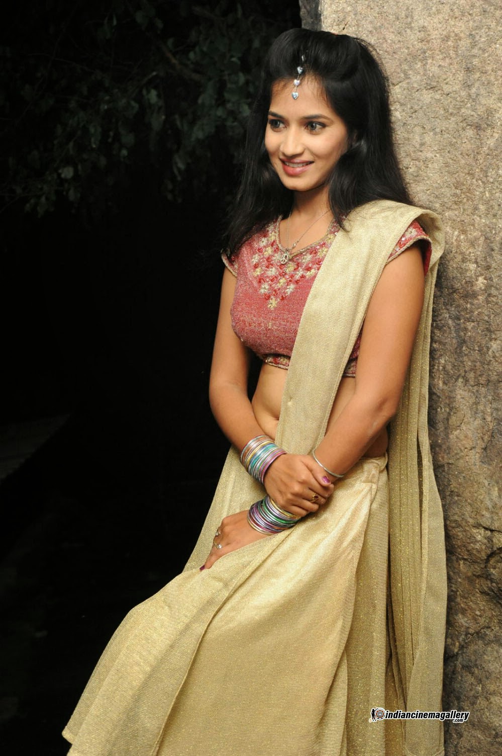 Dressing Below Navel Saree: Anvika Rao Hot Navel Photos Gallery