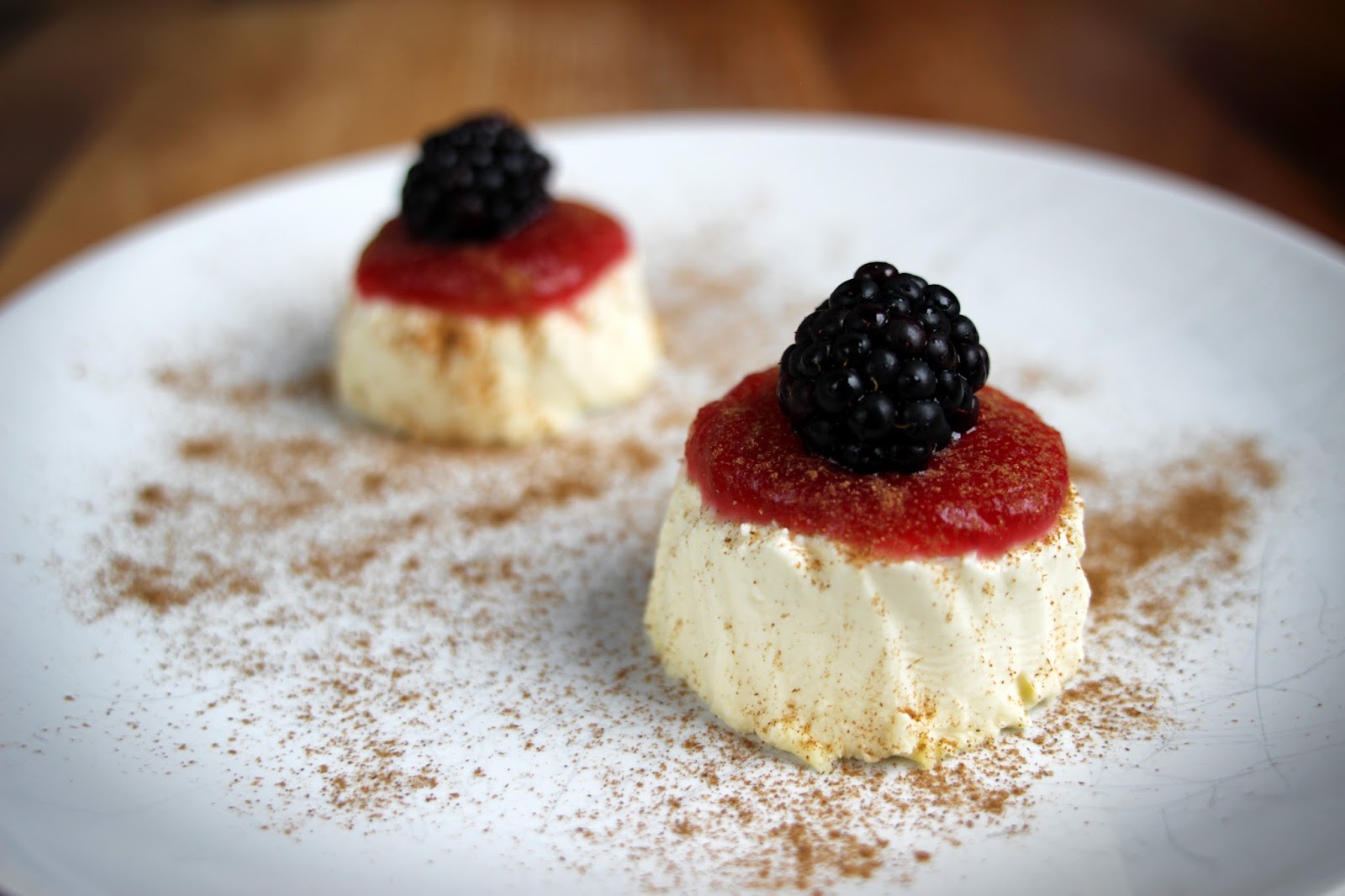 Mini panna cotta de maçã e amora | Apple and blackberry mini panna ...