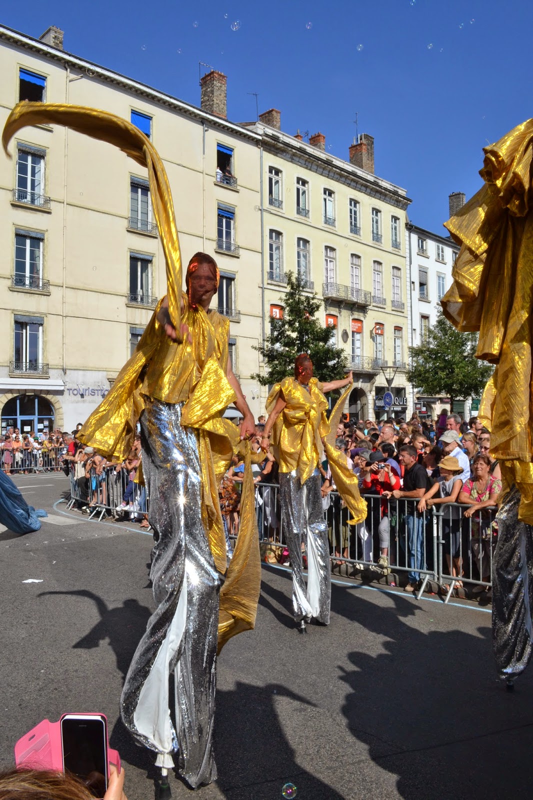 À la découverte de Lyon : 10ème édition du Défilé de la Biennale de la ...