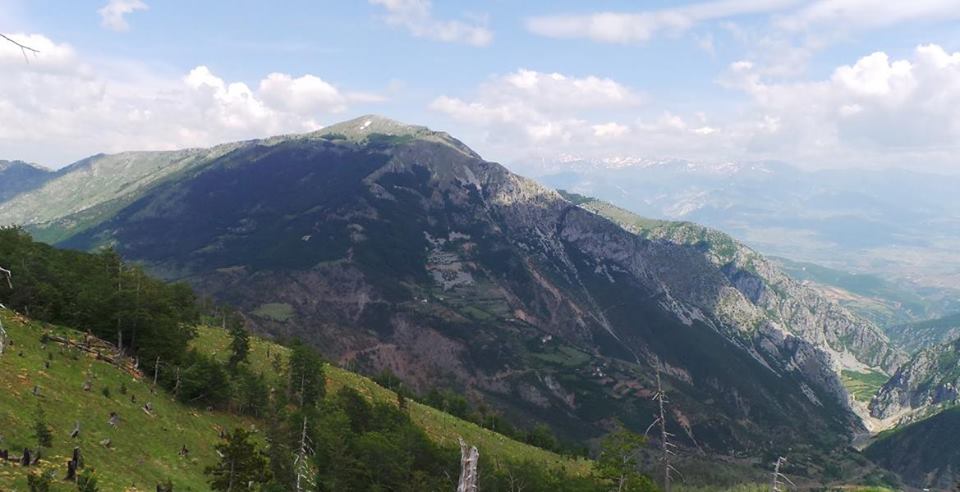 Lura herë Shtet,herë Kryeqytet,herë Mbret,herë për vete,gjithmonë për ...