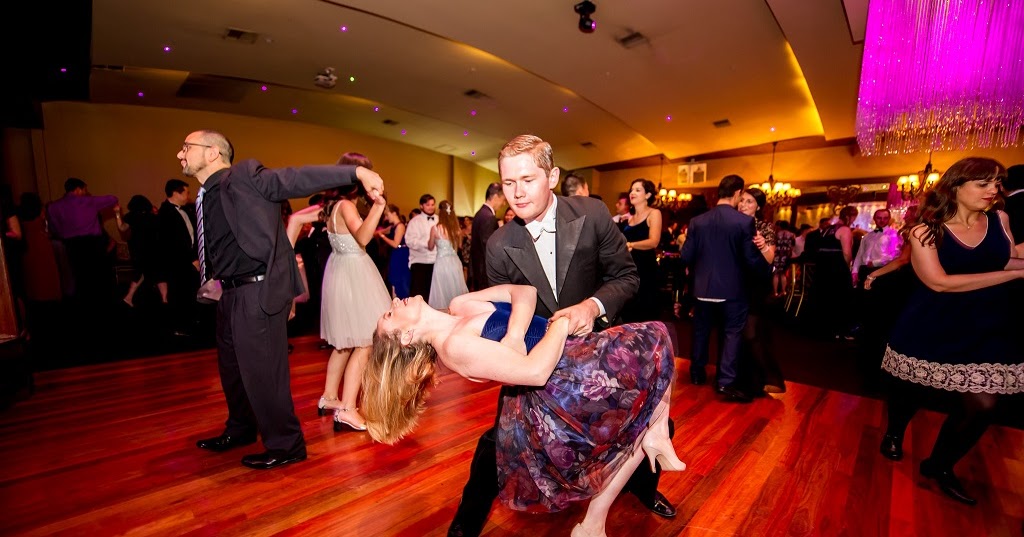 "Fancy-dress ball" nghĩa là gì?