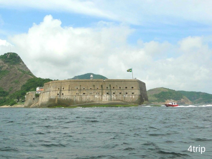 RIO DE JANEIRO: PASSEIO DE BARCO NAS ILHAS CAGARRAS | Fourtrip