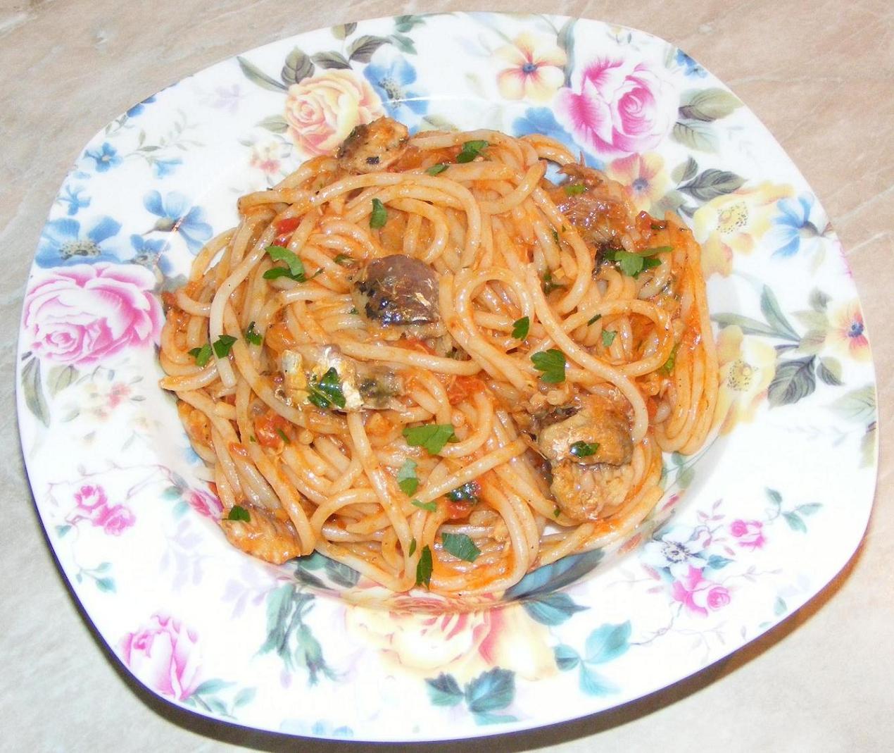 Paste cu peste Retete spaghete cu peste in sos tomat | Preparatedevis.ro