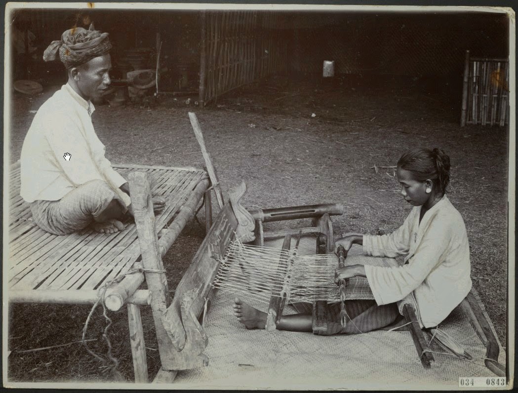 Indonesia Zaman Doeloe: Perempuan Sunda menenun, awal abad ke-20