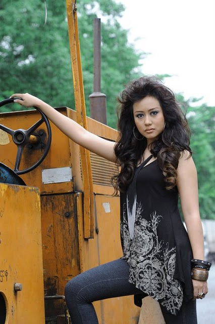 Photo Model: Myanmar Pretty Model Girl Mya Hnin Yee Lwin