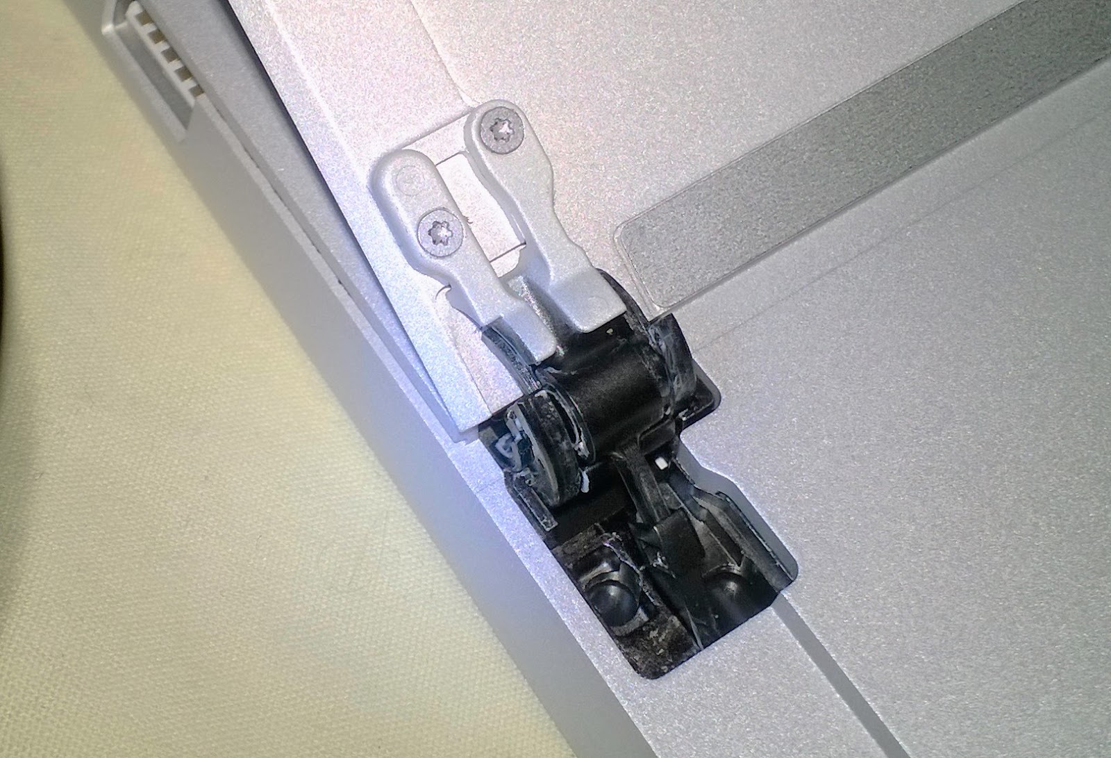 ULTRA MOBILE PC TIPS: Surface Pro 3: The hinge