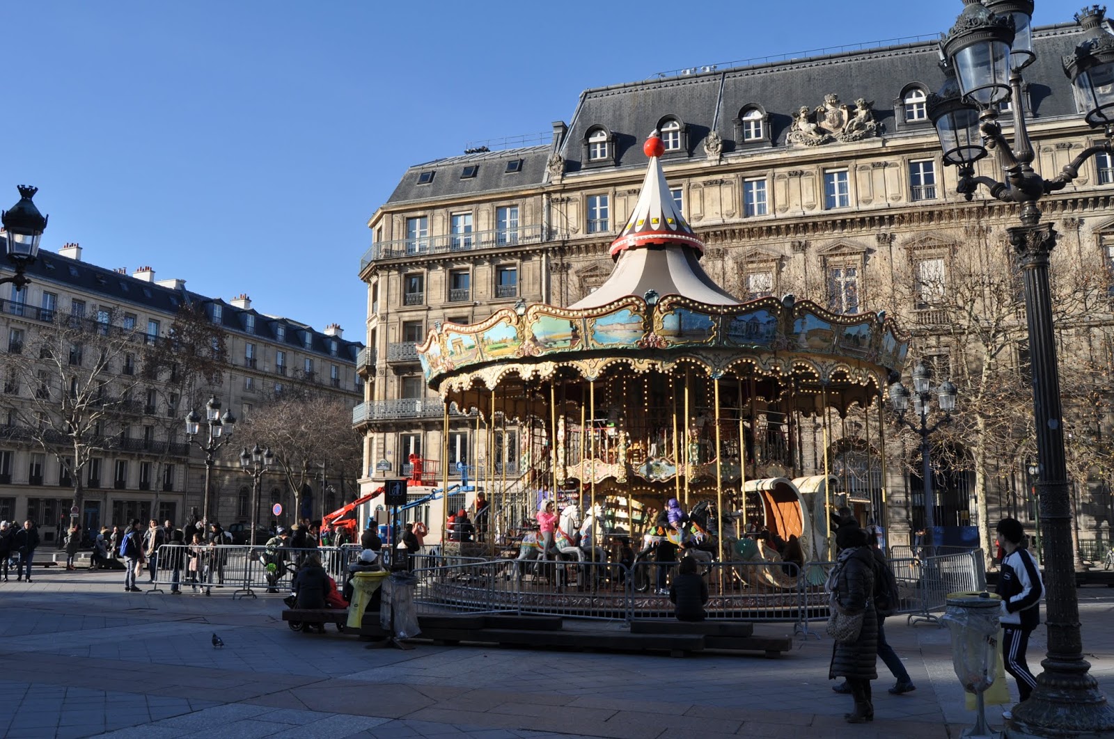 Sortim a la superfície just a un extrem de la plaça, el més allunyat ...
