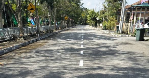 garisan putih di jalan raya - Jeffrey Hernandez