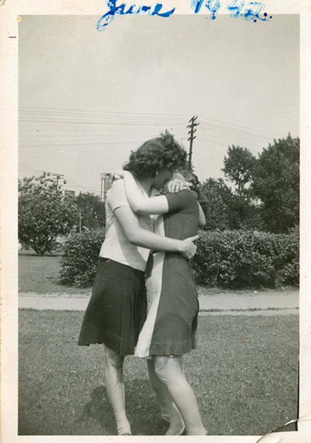Vintage Affectionate Ladies – 36 Old Snapshots of Women Expressed Their ...