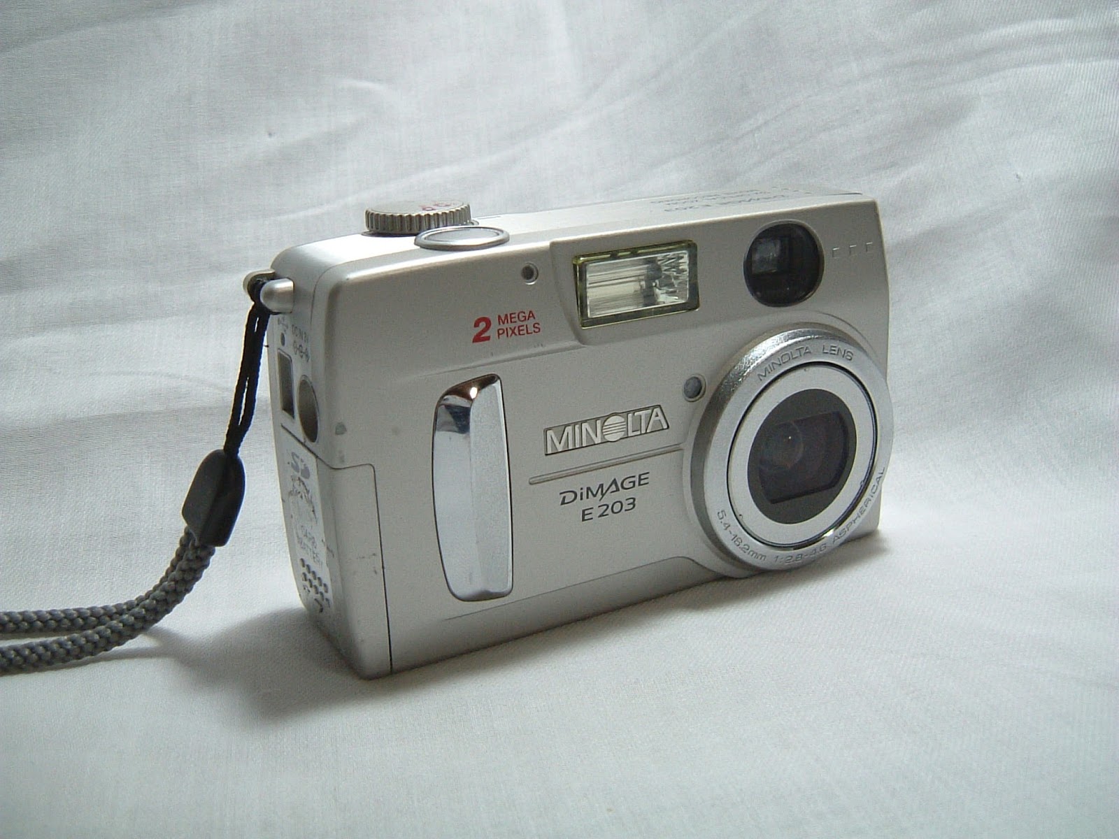 PC生活: デジタルカメラ＞覚書 MINOLTA DiMAGE E203（発売：H13.09.28）