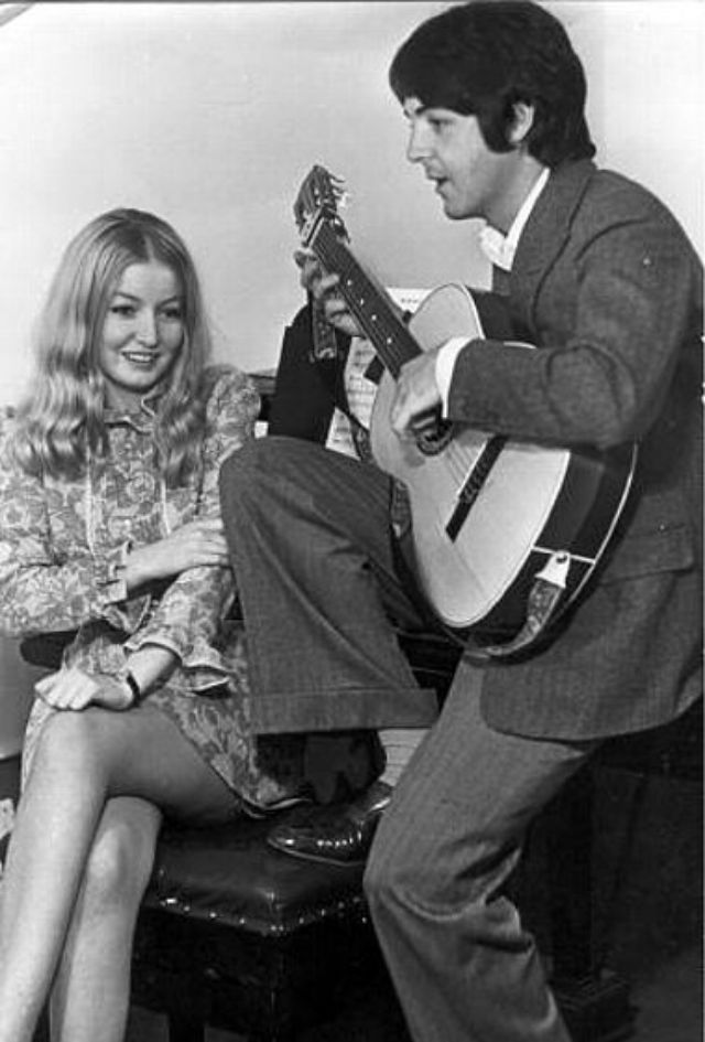 Vintage Photos and the Story of Mary Hopkin Met The Beatles in London ...