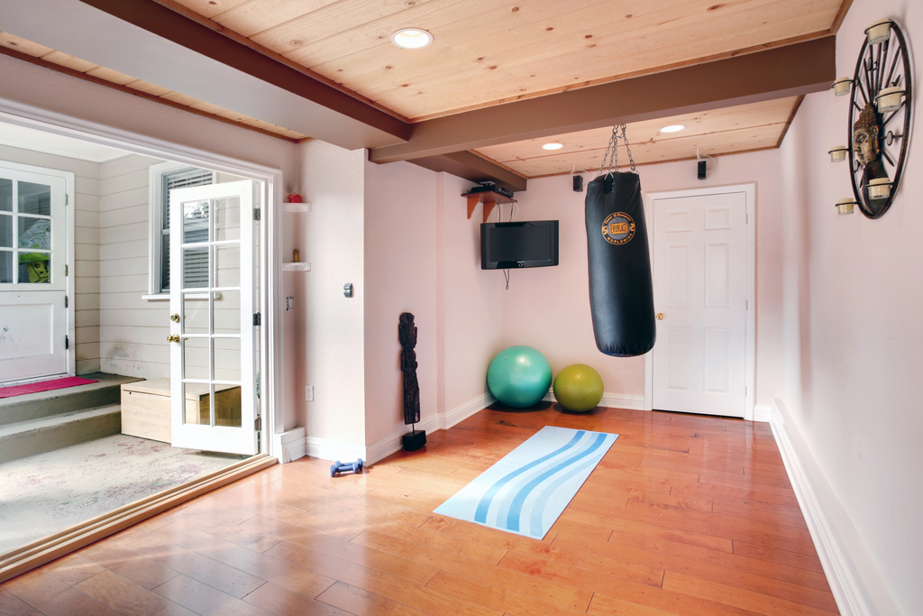 DECORATION: SPORTS ROOM
