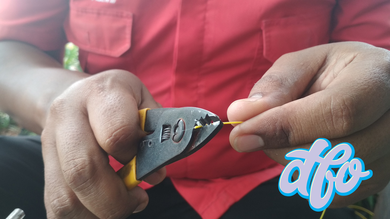 Cara menyambung kabel fiber optik menggunakan mesin FUSION SPLICER ...