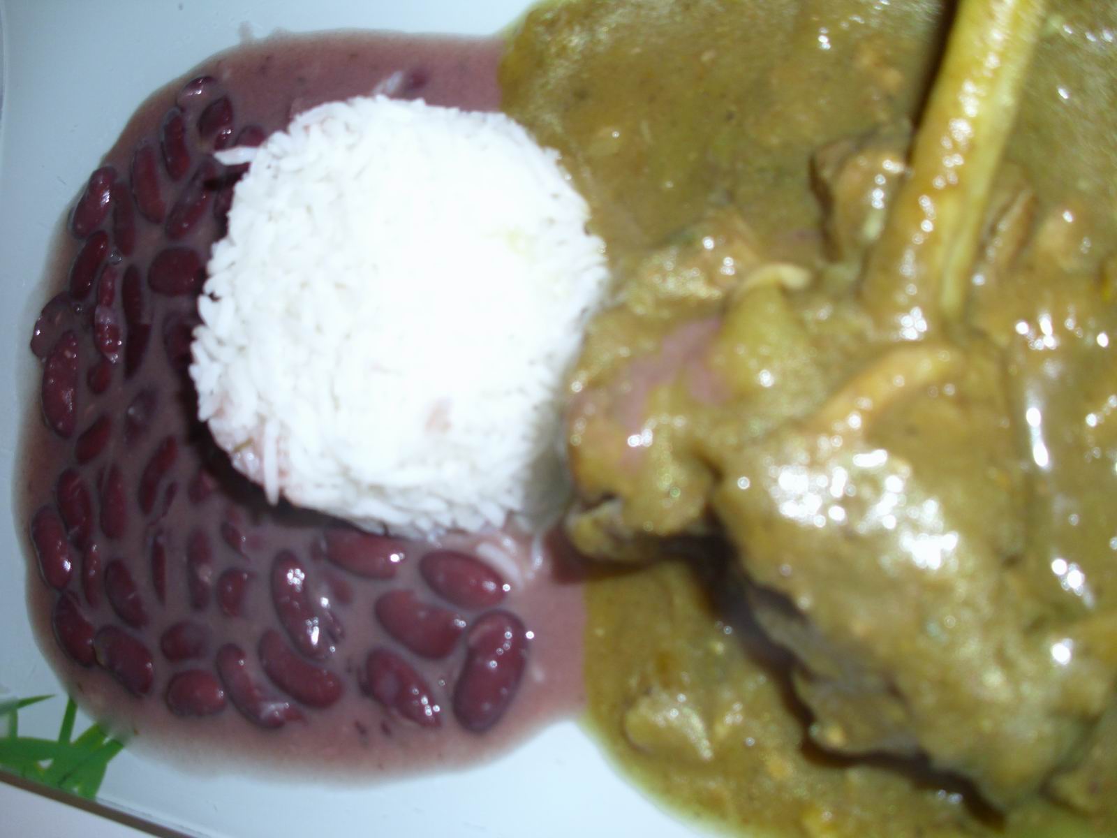 Colombo de coq, riz et haricots rouges.