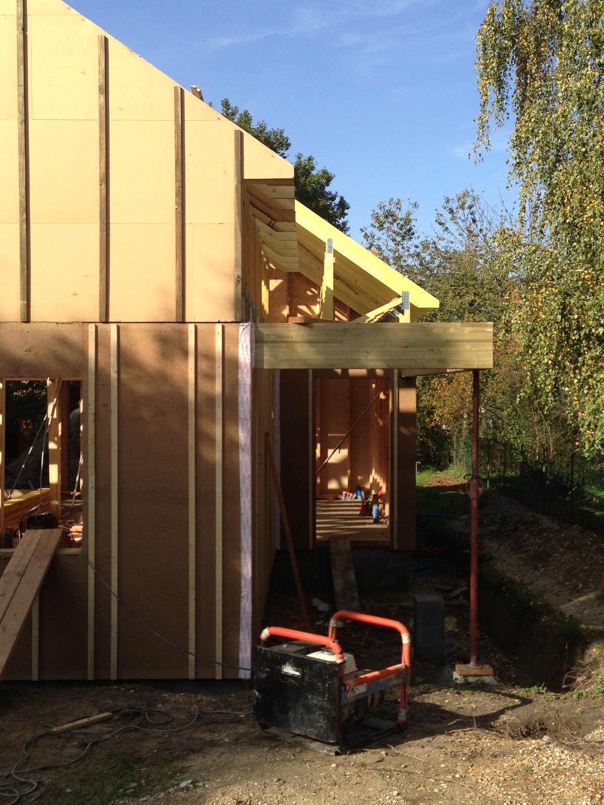 Home'ologie: La maison de Johann : La pose des pignons et de la charpente