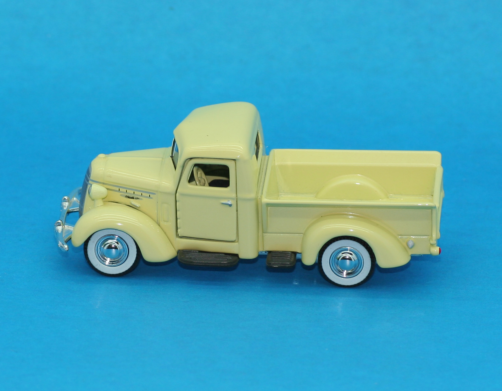 Incredible Mini Garage: Mack Jr Pick Up 1937 Yat Ming 1/64