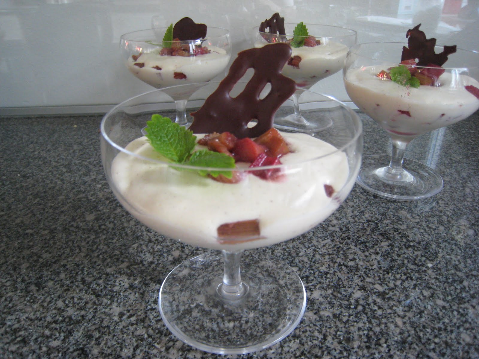 Maritas Mat: Efterrätt med rabarber och vaniljmousse