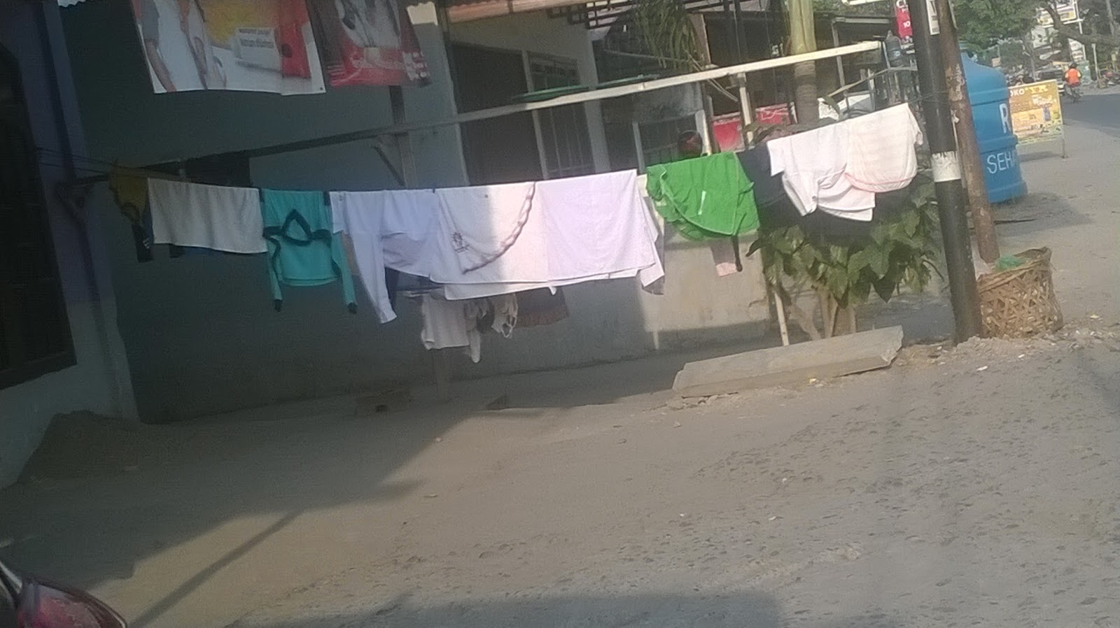 GAMBAR MENJEMUR PAKAIAN MASYARAKAT UMUM DI INDONESIA