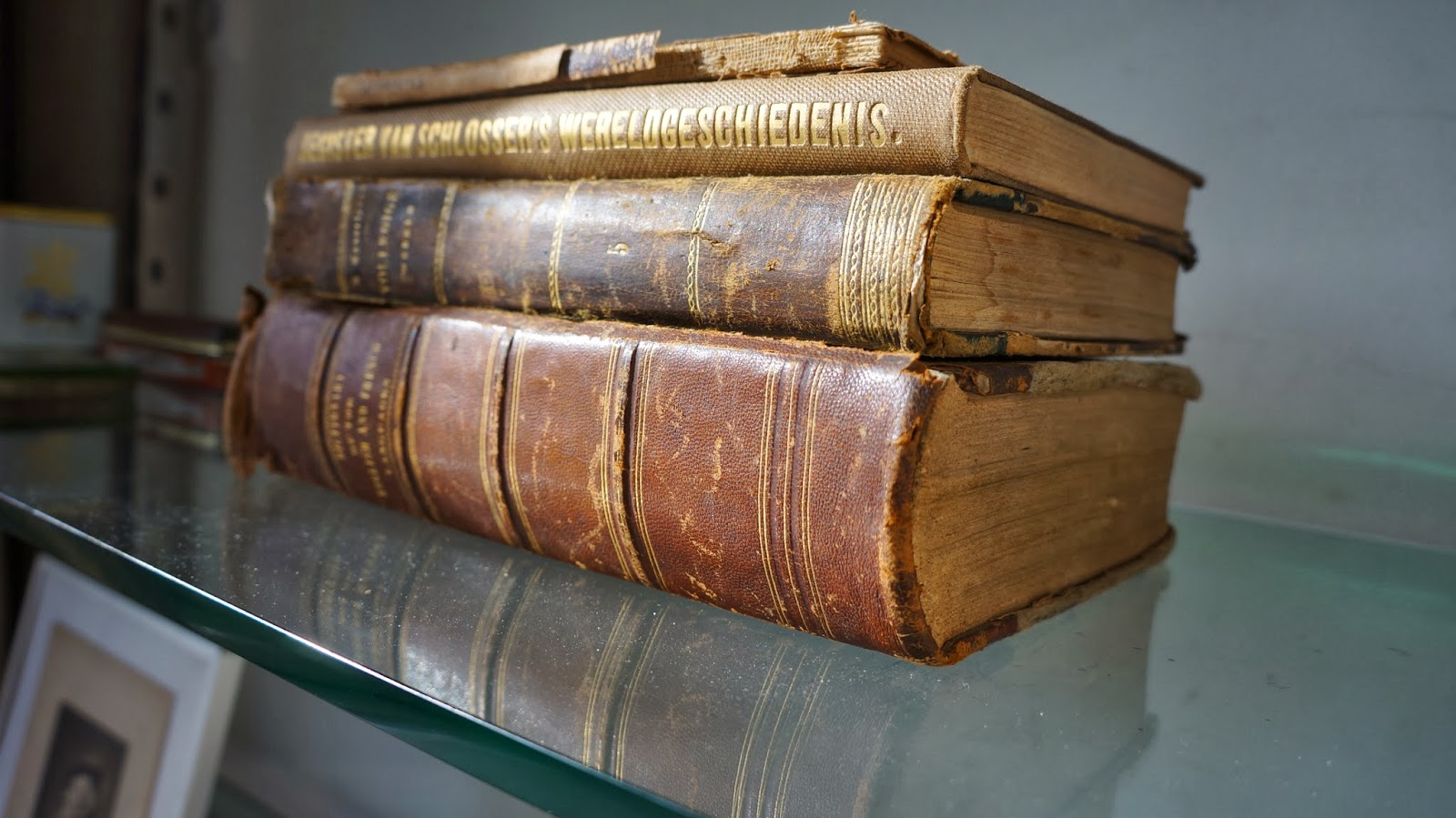 Oude antieke decoratieve boeken 1856, 1885, 1860 en 1918