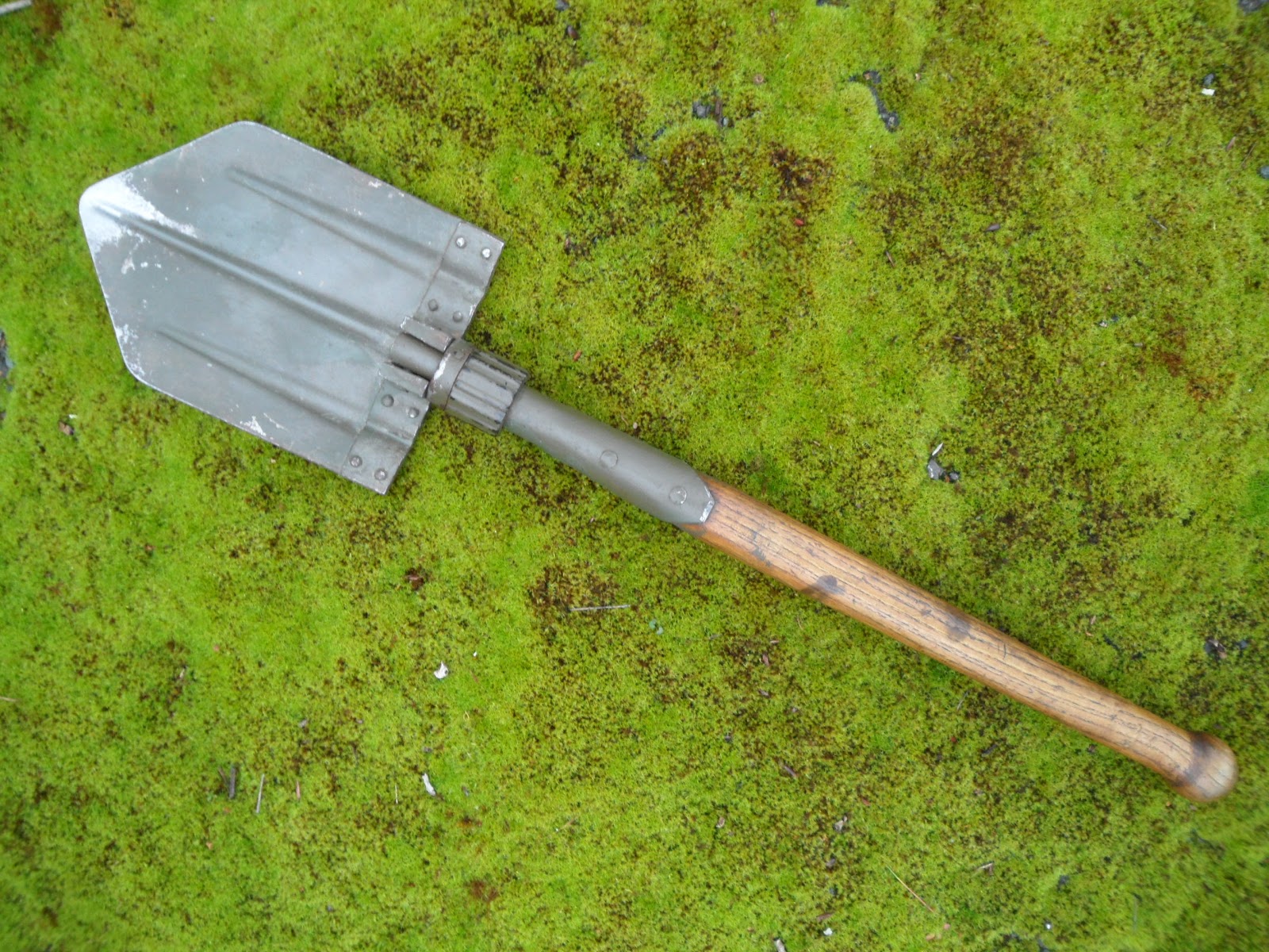 Four Bees: Dutch Army Shovel, Entrenching Tool, Folding Shovel, Post ...