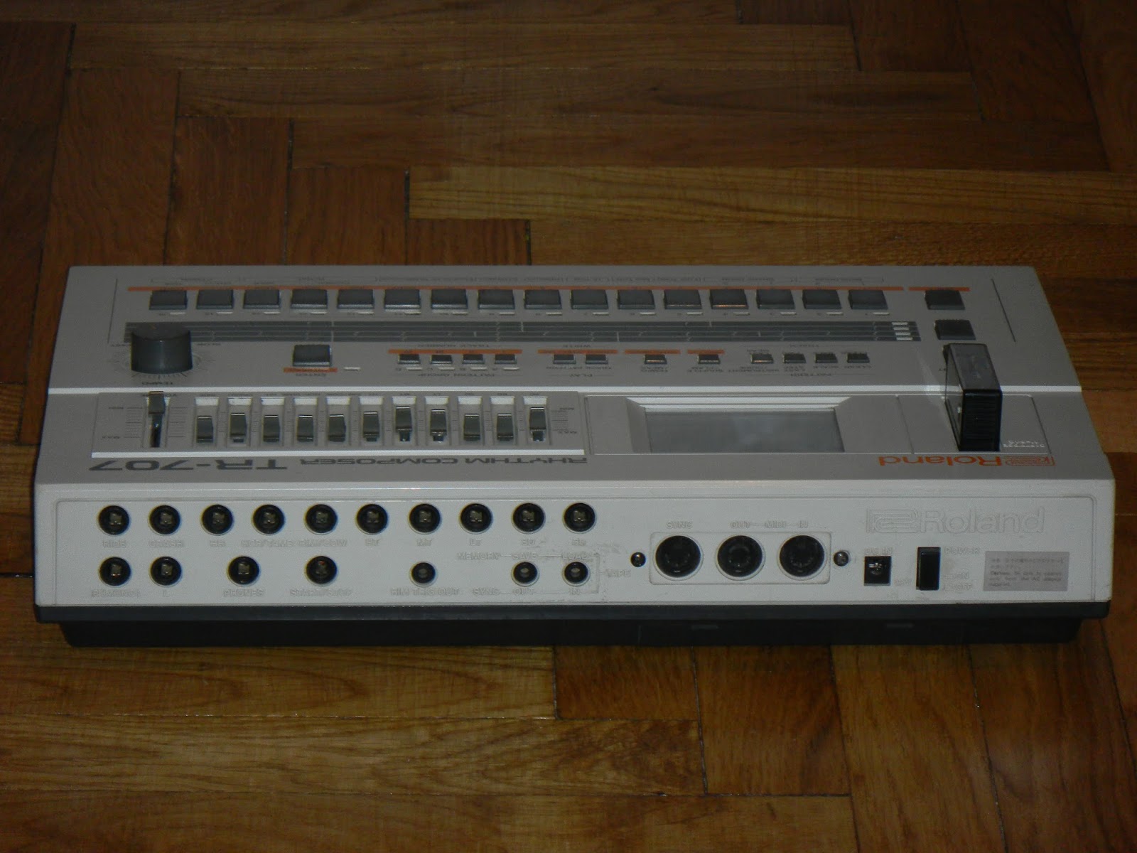 Infrequent Sound [sex.tex] technology: Roland TR-707 Rhythm Composer ...