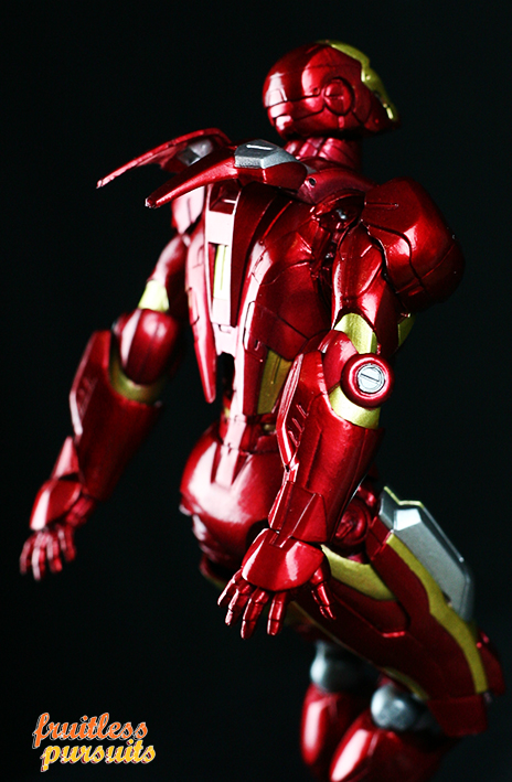 Fruitless Pursuits: Review: Sci-fi Revoltech Iron Man Mark VII!