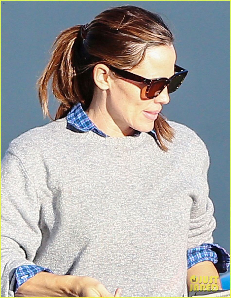 Jennifer Garner Beautiful Pictures in Blue Jeans & Crew Neck Sweater ...