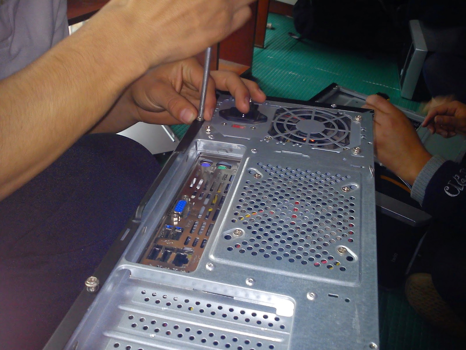 COMO DESARMAR UNA CPU