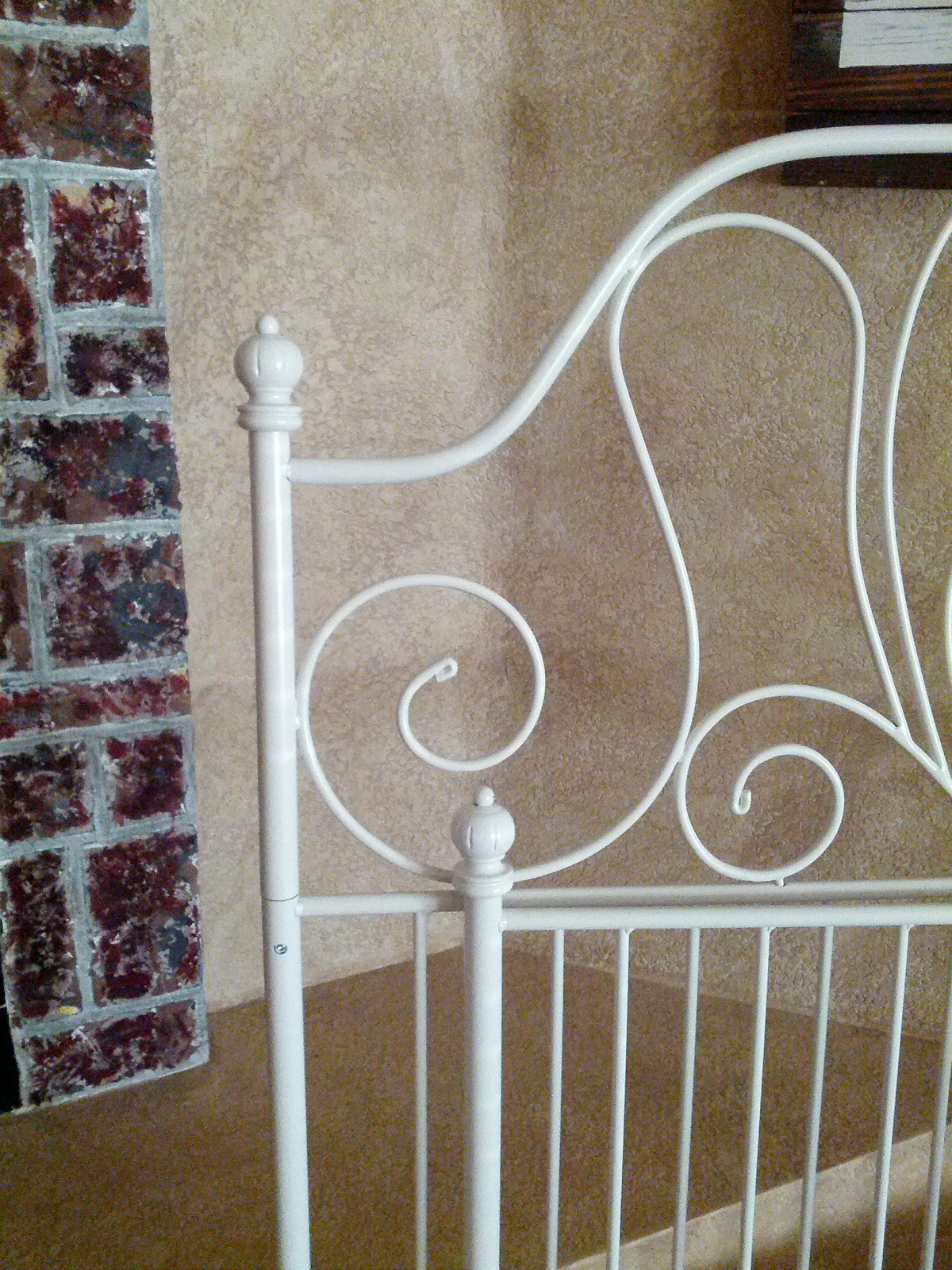 Country Chic: White Metal scroll bed