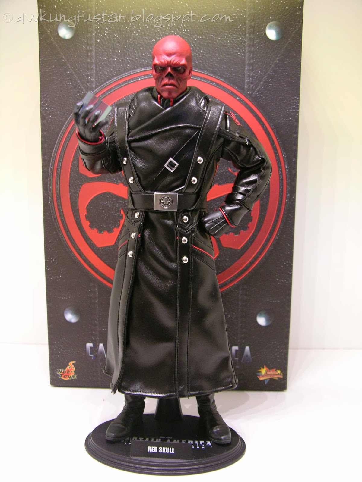 The Fire Rises as The Force Awakens: Hot Toys - Red Skull - Un-Boxing ...