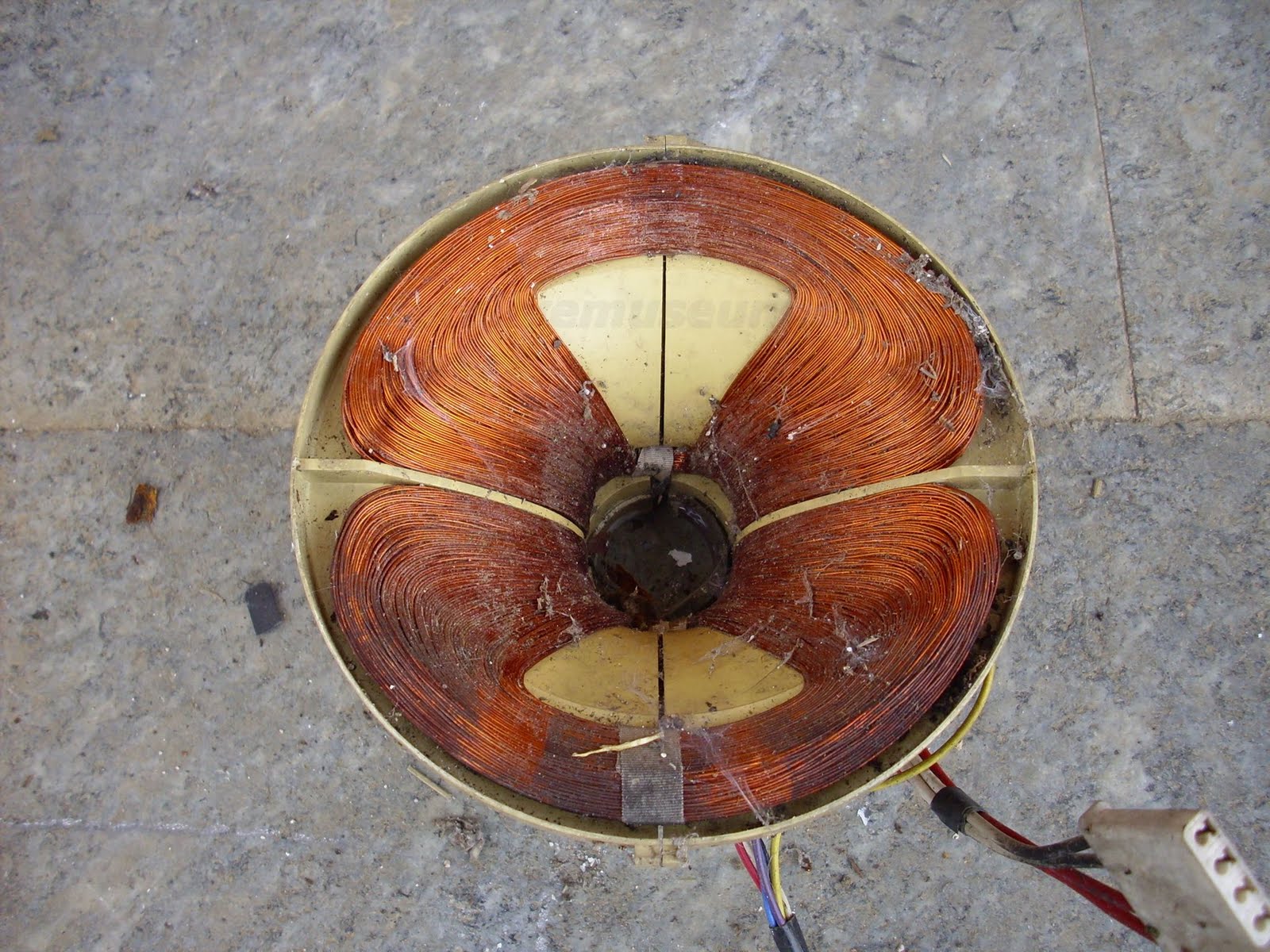 Obsolete Technology Tellye !: DEFLECTION COIL AND YOKE IN CRT PICTURE ...