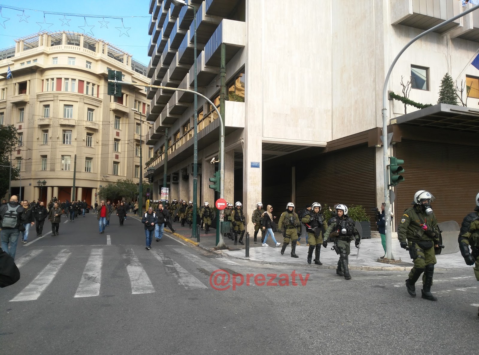 ΠΡΕΖΑ TV ©: ΑΣΤΥΝΟΜΟΚΡΑΤΟΥΜΕΝΗ Η ΠΟΡΕΙΑ ΜΑΘΗΤΩΝ ΚΑΙ ΦΟΙΤΗΤΩΝ ΓΙΑ ΤΑ 8 ...