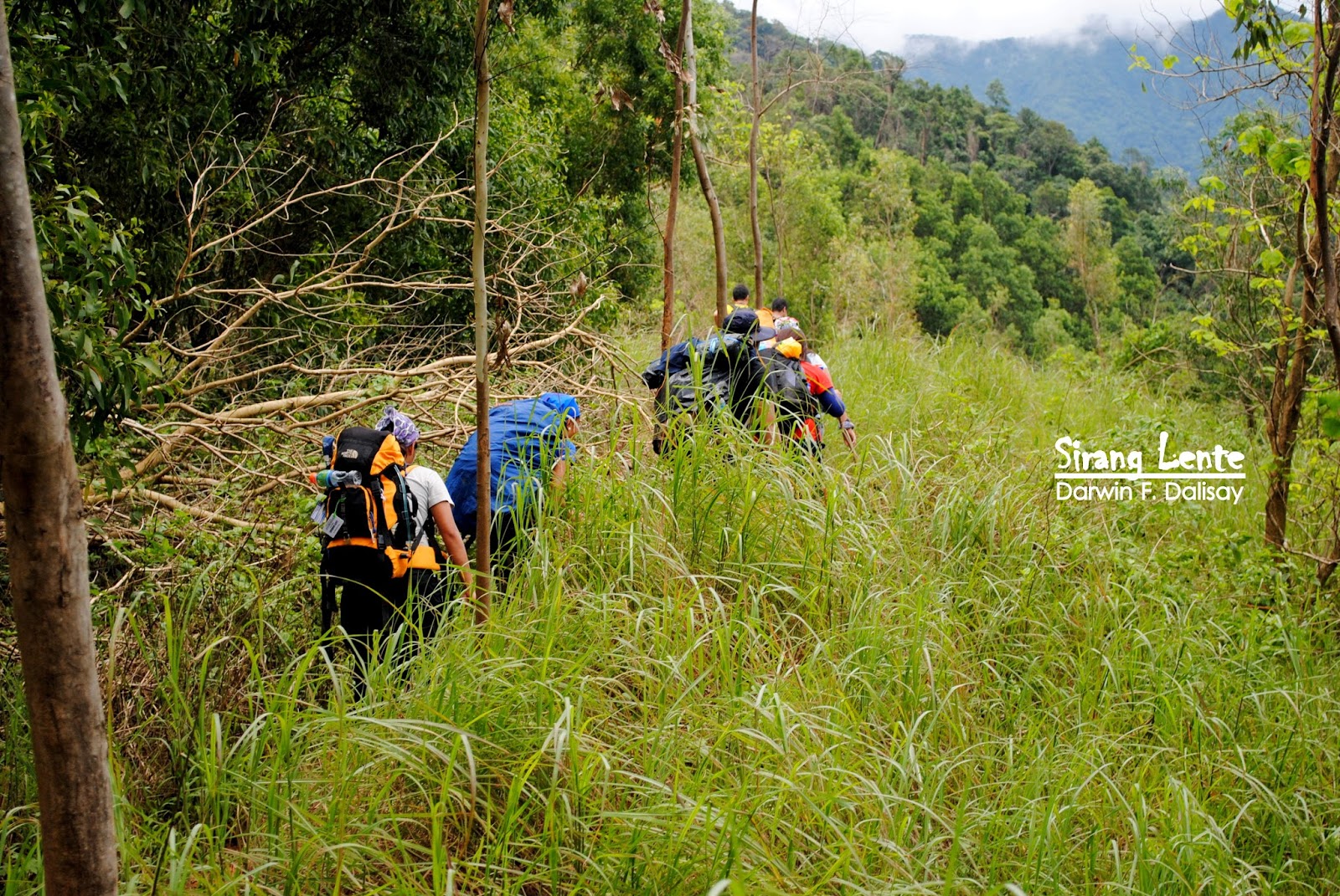 SIRANG LENTE: Hiking Mount Tarak (Bataan) with Couch Surfing